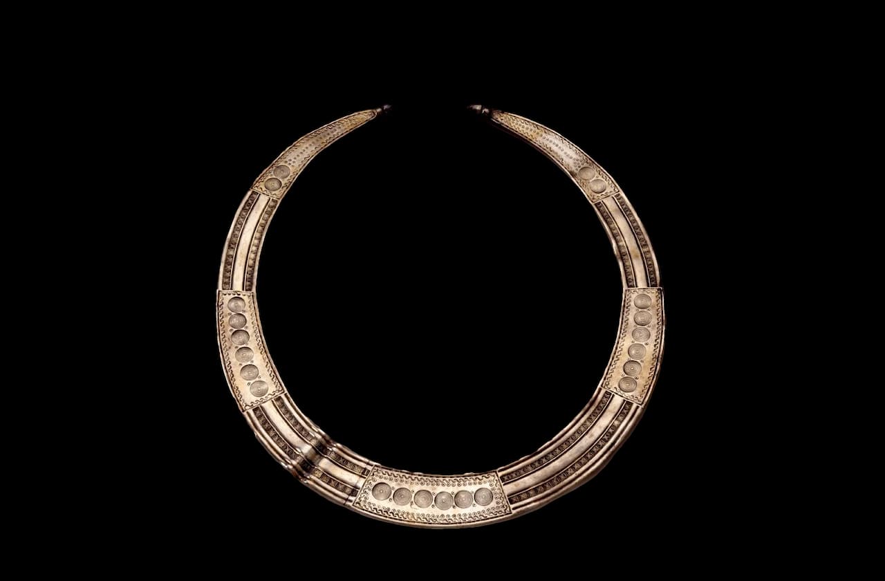 A Lunula with Geometric Decoration Found in Portugal Could Reveal the ...