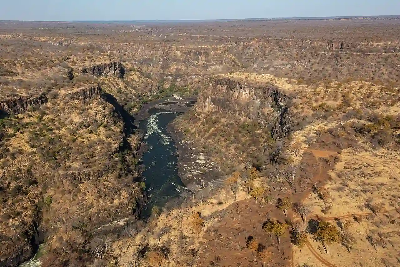 The Earth’s crust has broken and mantle fluids are reaching the surface ...