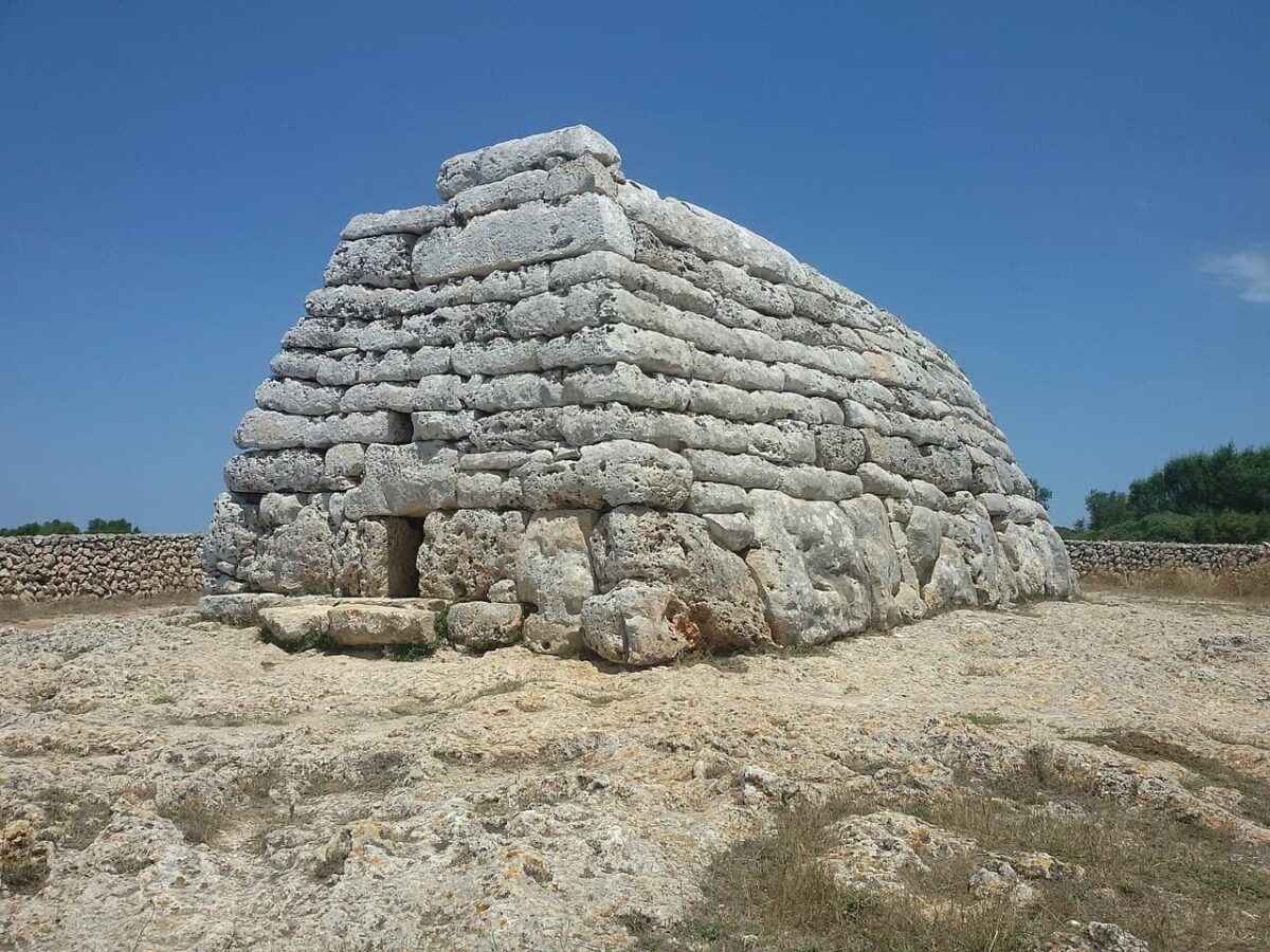 Naveta des Tudons, la construcción prehistórica íntegramente conservada ...